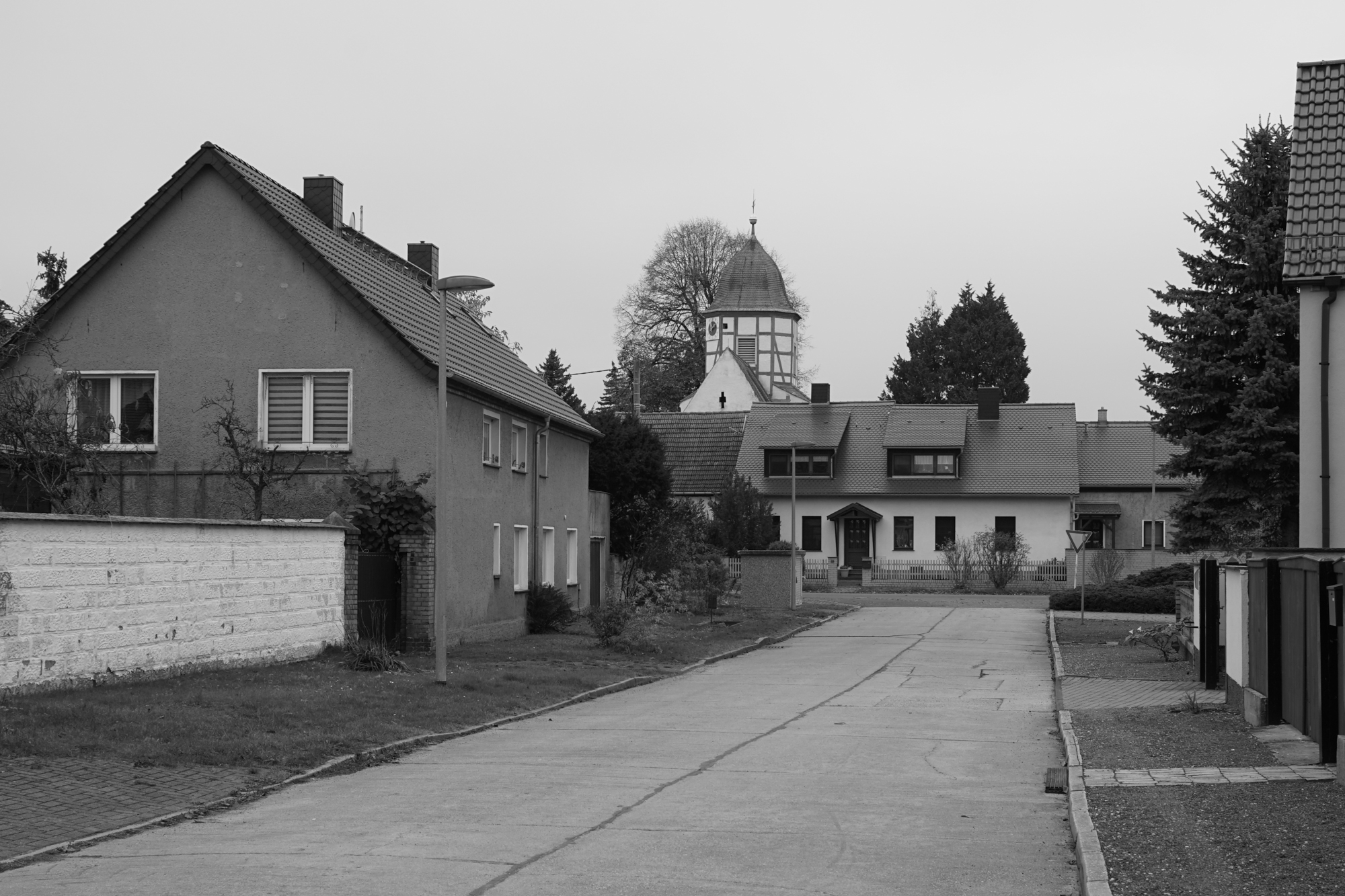 Grauer Tag auf dem Dorf ・ MOMENTMASCHINE